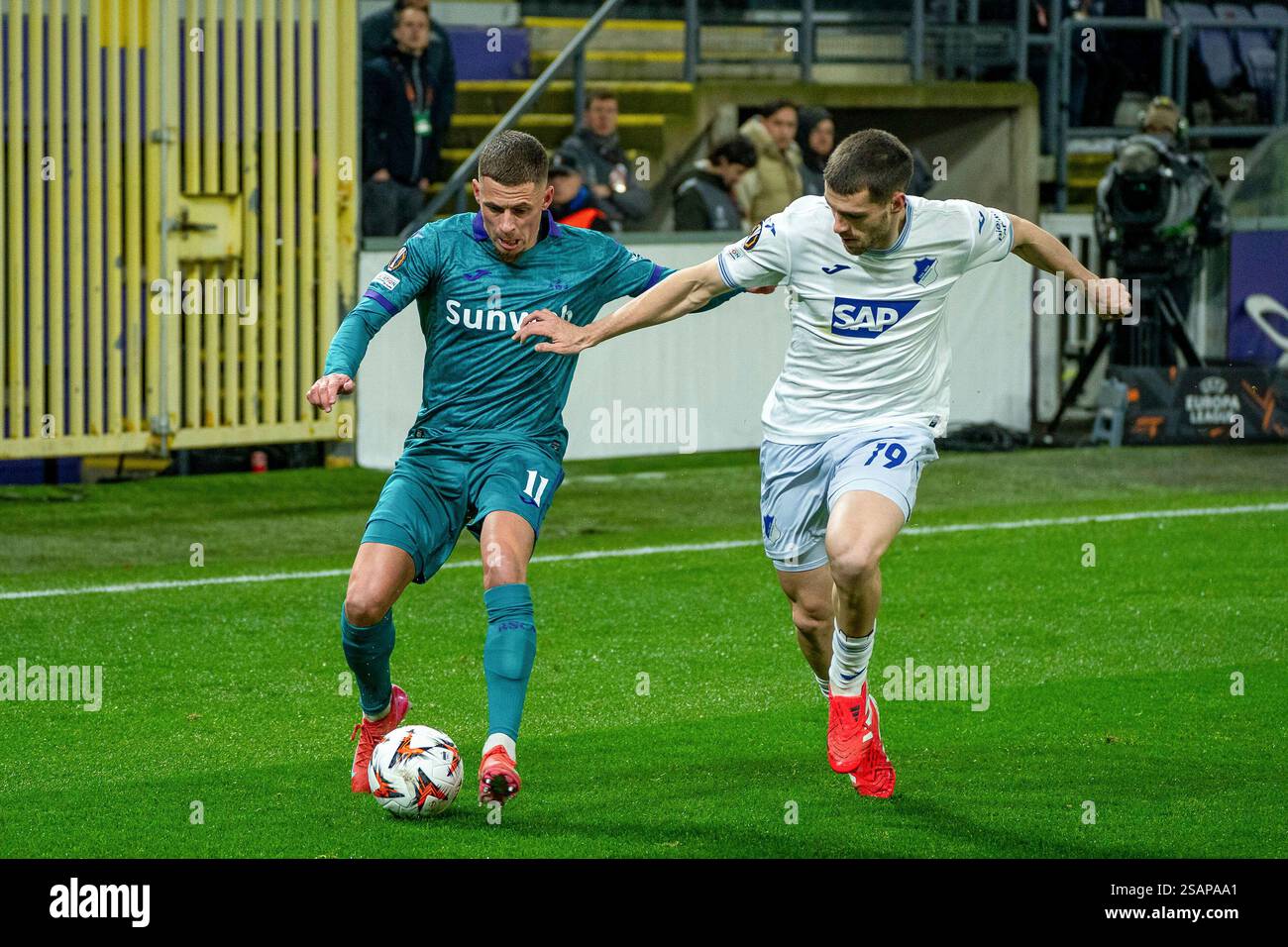 David Jurasek (TSG 1899 Hoffenheim, #19) im Duell mit Thorgan Hazard ...
