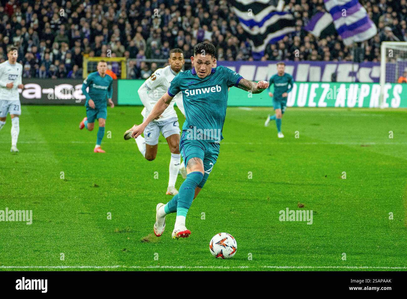 Auf dem Weg zum 1:0 Luis Vazquez (RSC Anderlecht, #20) RSC Anderlecht ...