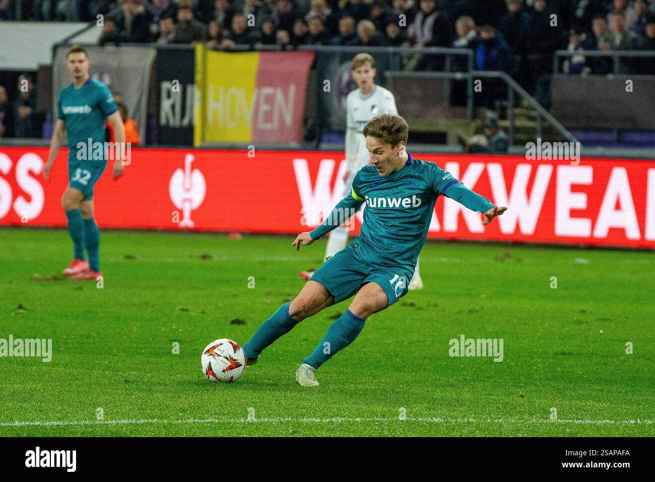 Schuss von Yari Verschaeren (RSC Anderlecht, #10) RSC Anderlecht vs ...