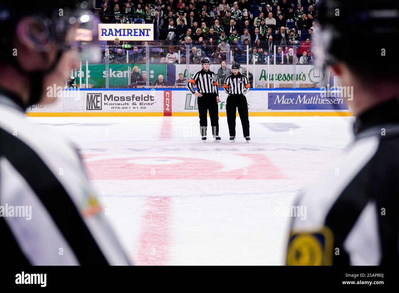 Karlstad, Sverige. 30th Jan, 2025. 250130 Domare Oscar Niklasson och Domare Kristoffer ...