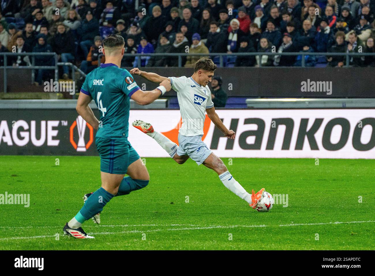 Torschuss zum 1:2 für die TSG durch Tom Bischof (TSG 1899 Hoffenheim ...