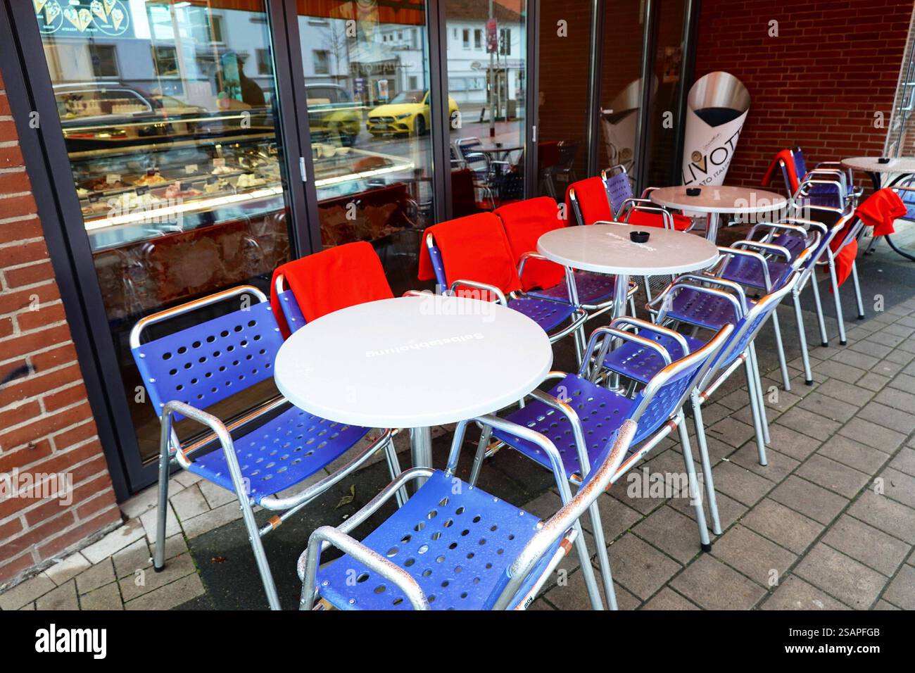talienische Eisdiele wartet auf Gaeste - leere Stuehle - gesehen am 30. ...