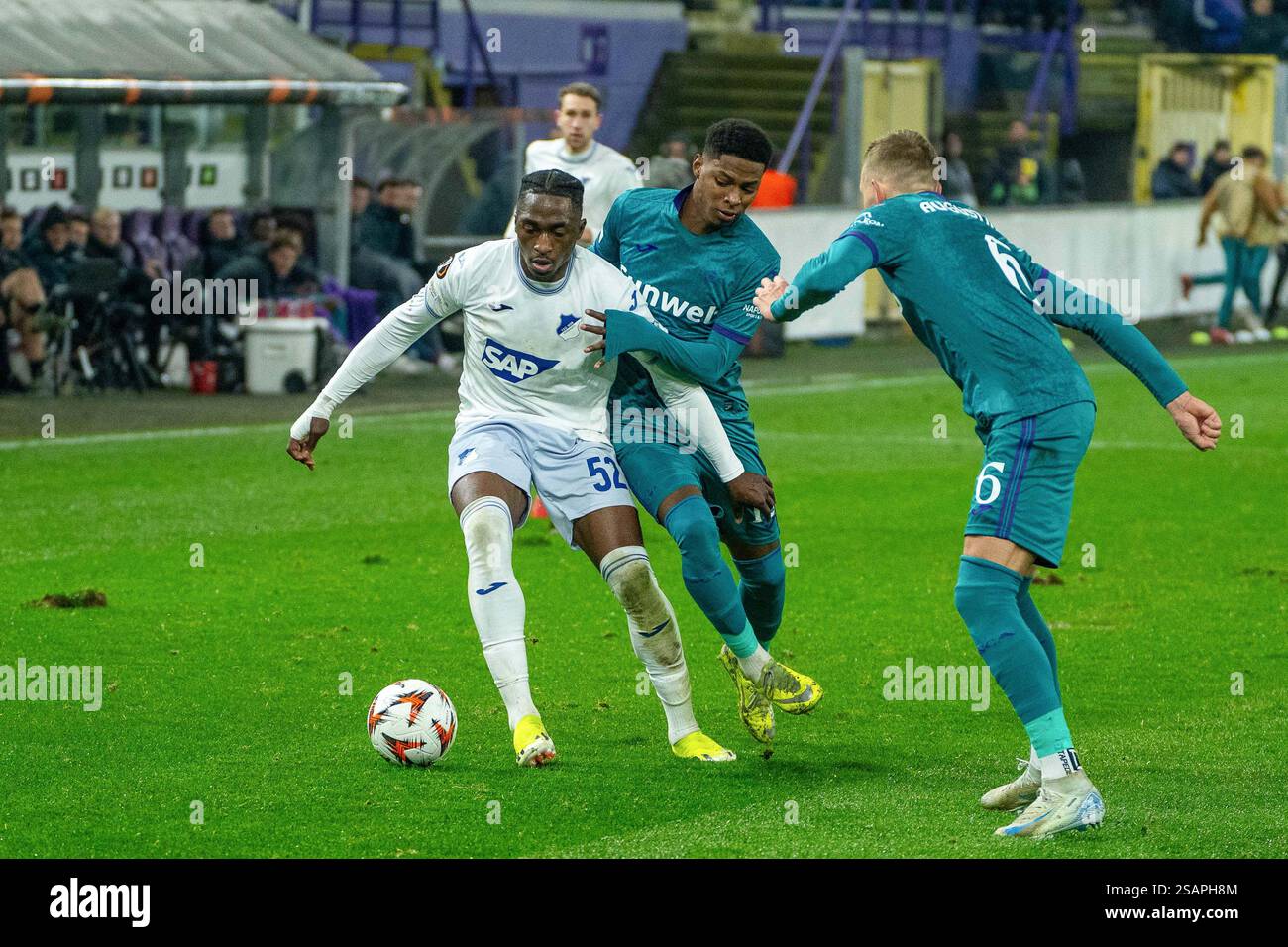 Duell zwischen David Mokwa (TSG Hoffenheim, #52) und Nilson Angulo (RSC ...