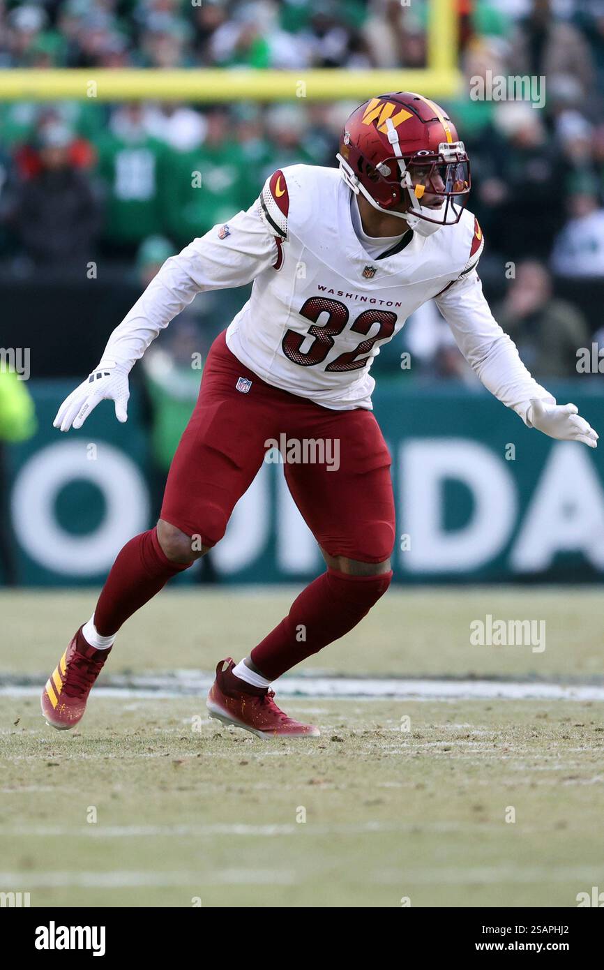 Washington Commanders linebacker Mykal Walker (32) rushes during the ...