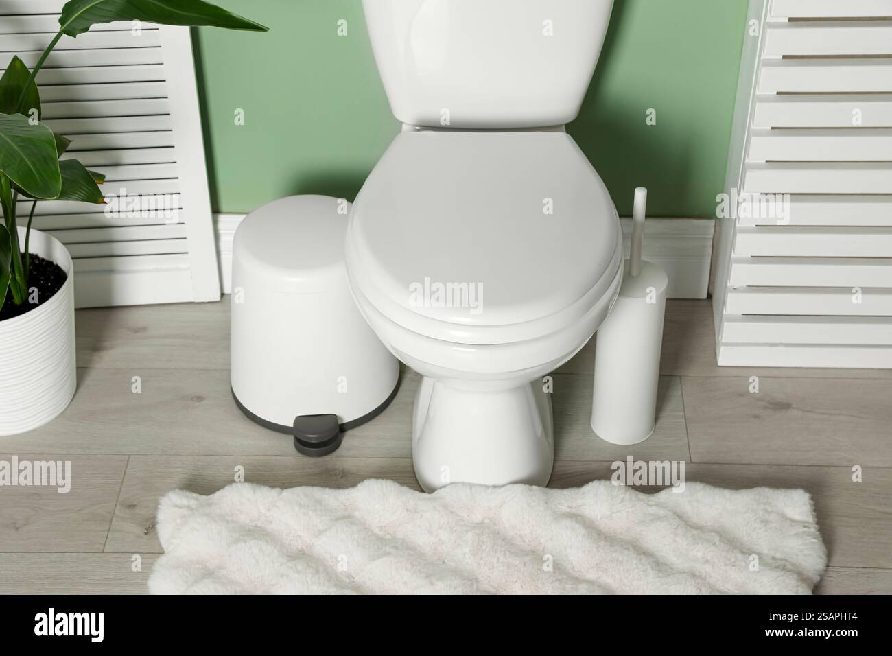 Do not throw trash in toilet bowl hi-res stock photography and images ...