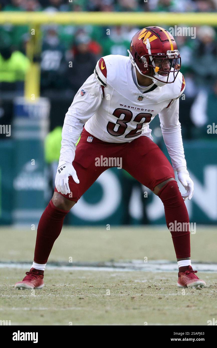 Washington Commanders linebacker Mykal Walker (32) rushes during the ...
