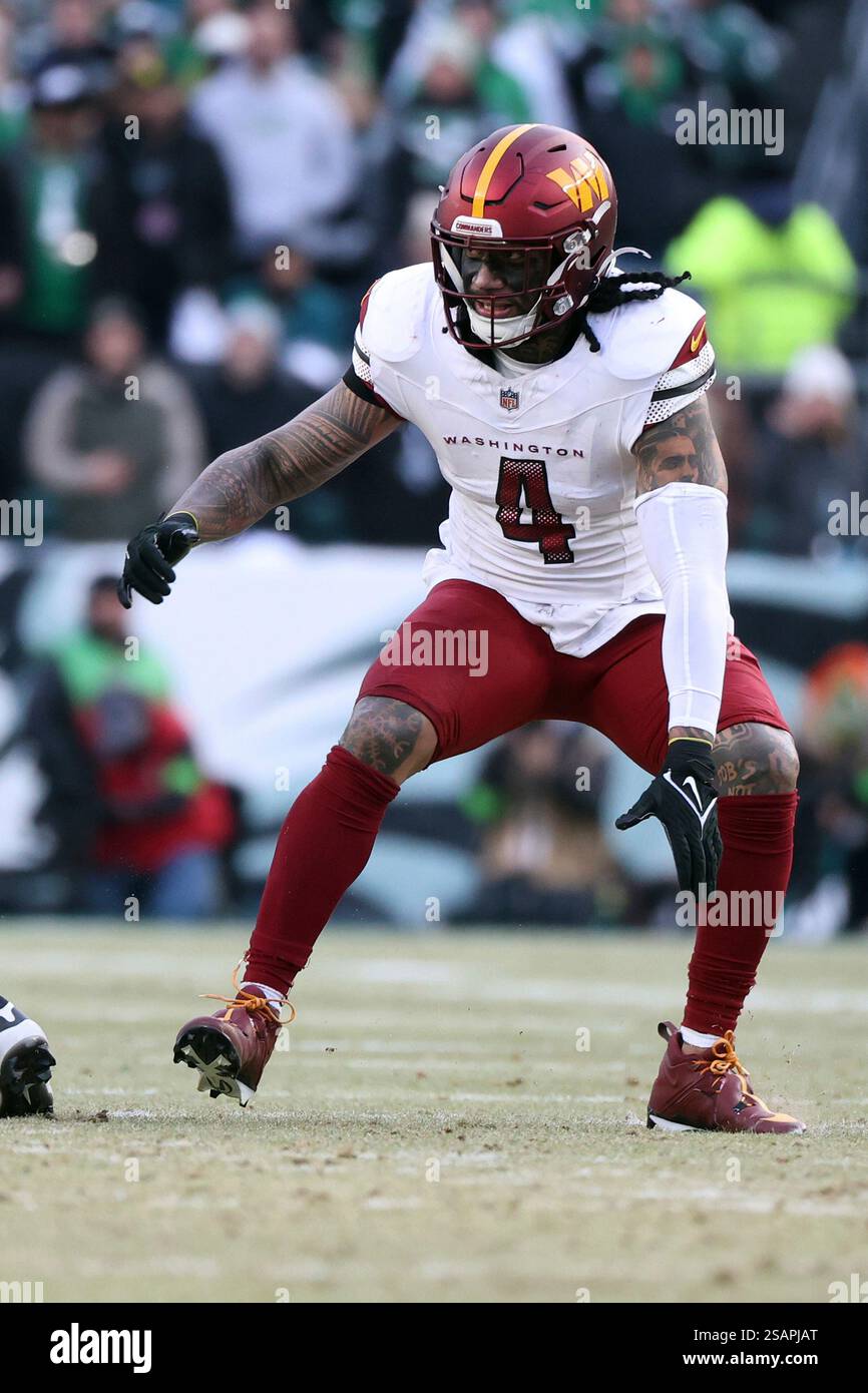 Washington Commanders linebacker Frankie Luvu (4) rushes during the NFC ...