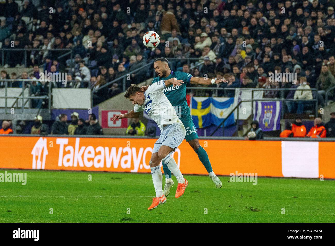 Duell zwischen Tom Bischof (TSG 1899 Hoffenheim, #07) und Killian ...