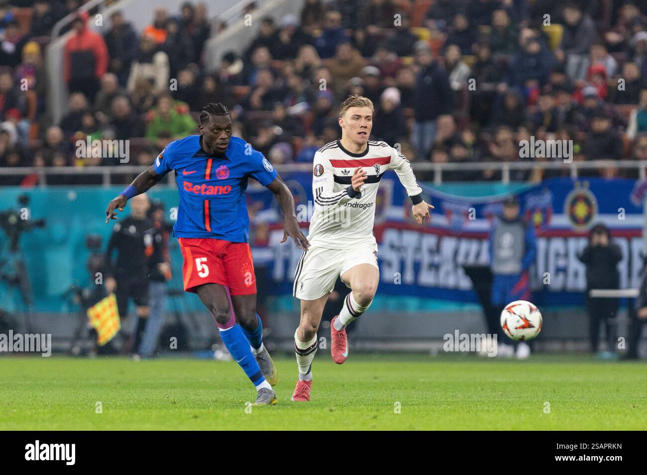 Joyskim Dawa of FCSB and Rasmus Hojlund of Manchester United in action ...