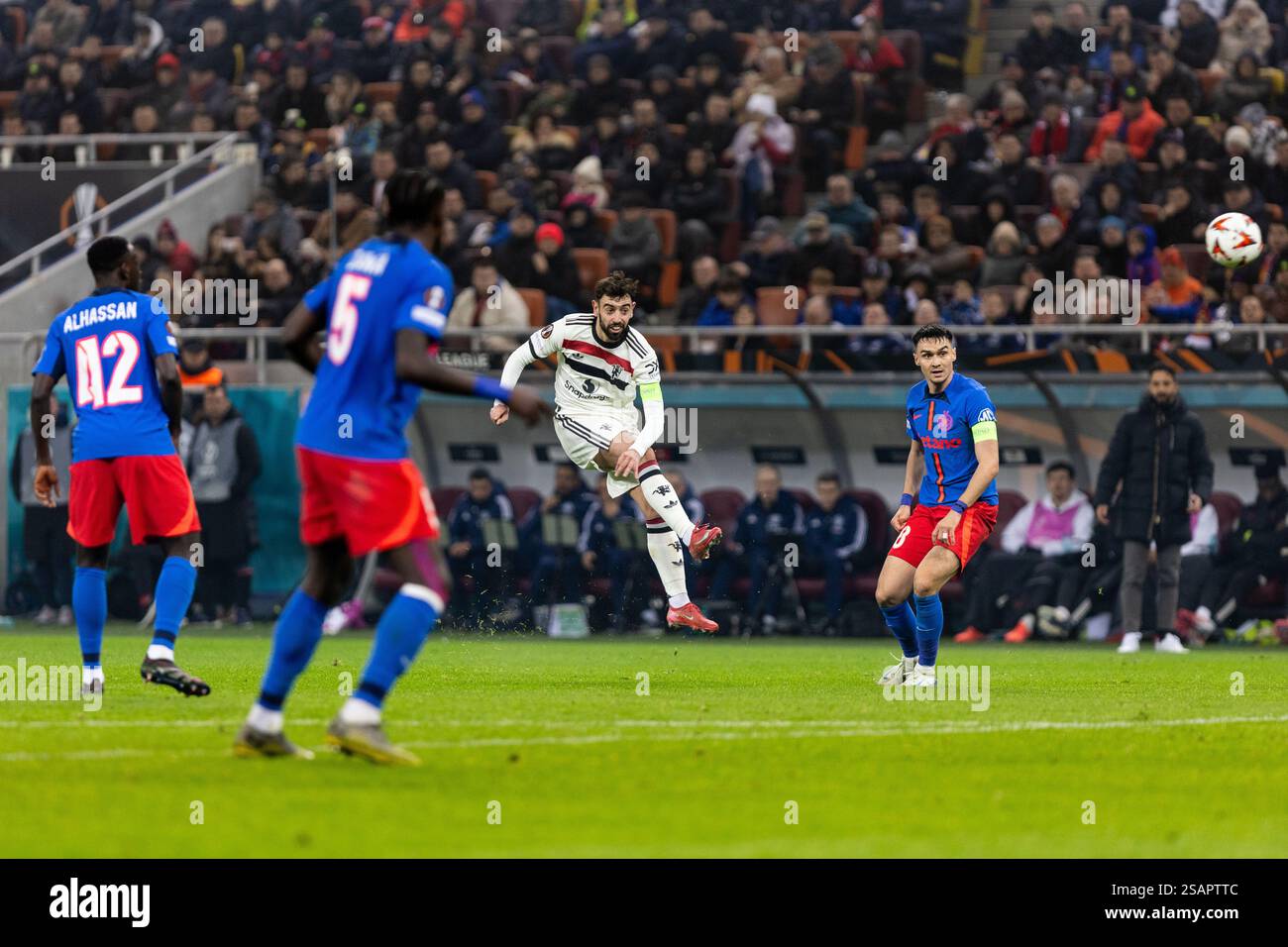 Lisandro Martinez of Manchester United shoots at goal during the UEFA ...