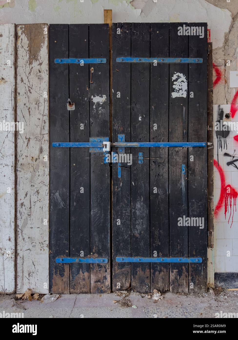 Closed door double doors hi-res stock photography and images - Alamy