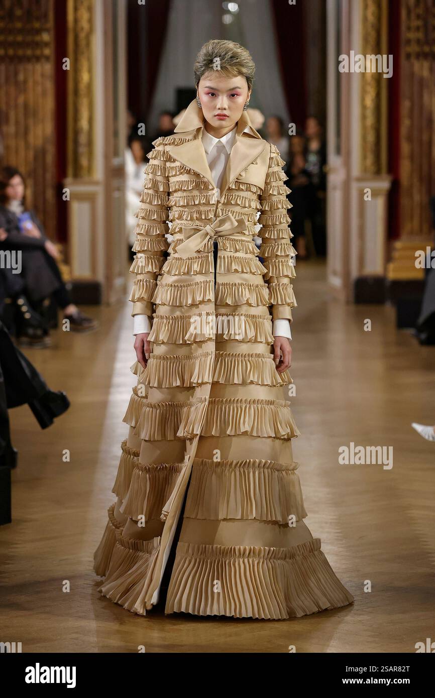 VIKTOR & ROLF Haute Couture Spring-Summer 2025 Runway during Paris Haute Couture Fashion Week on ...