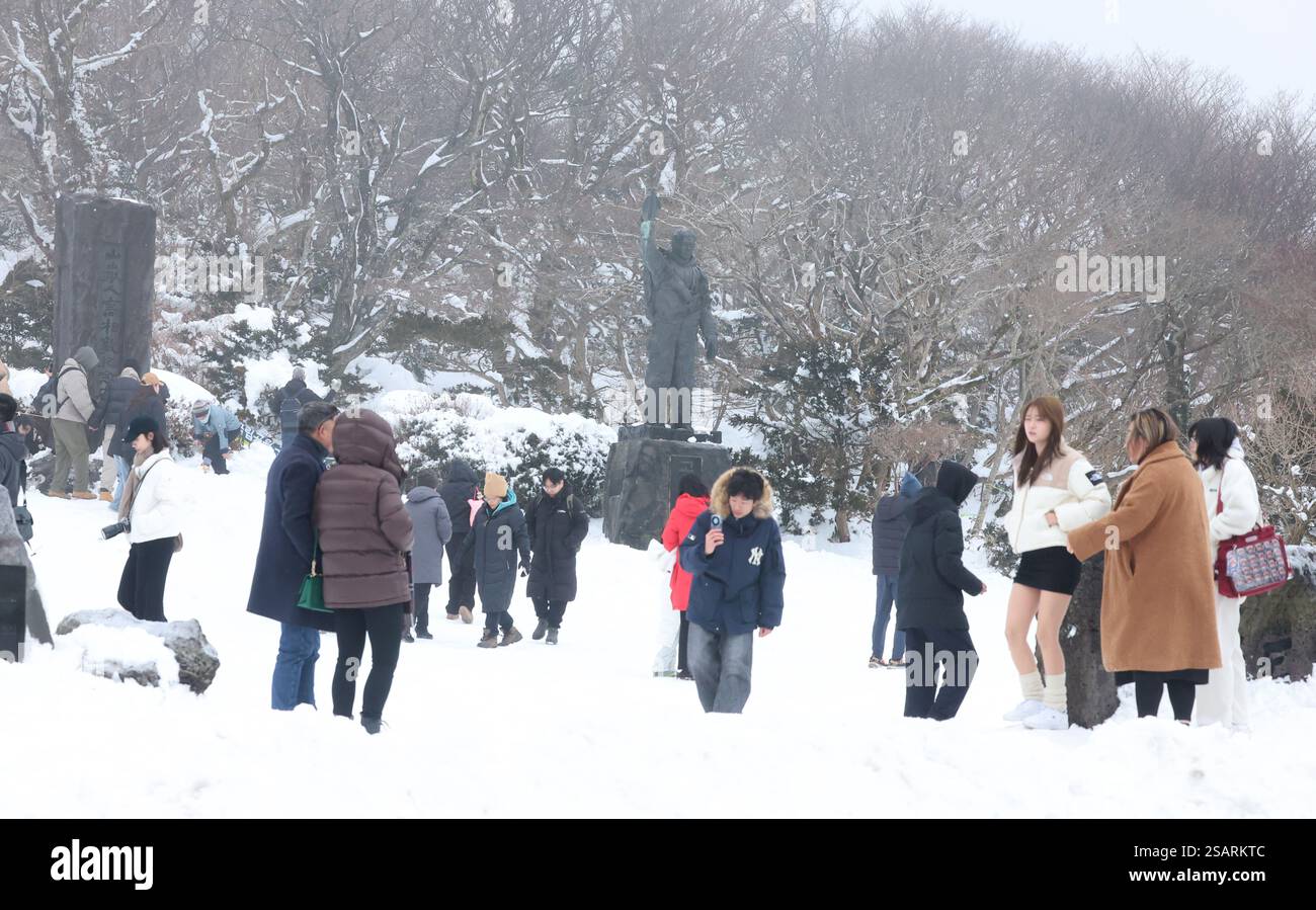 31st Jan, 2025. Winter scenery Tourists enjoy snowy scenery at Mount ...