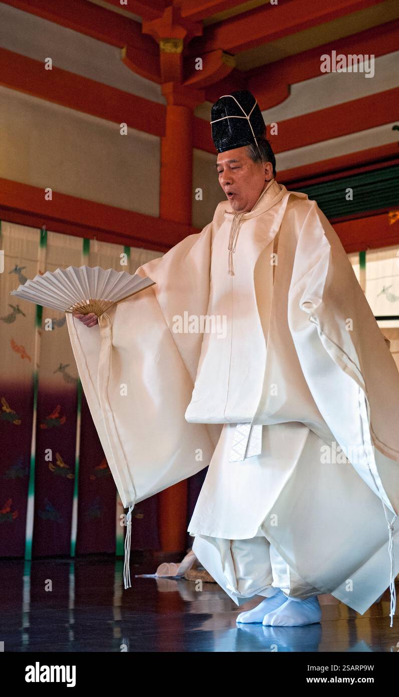 Noh fan dance hi-res stock photography and images - Alamy