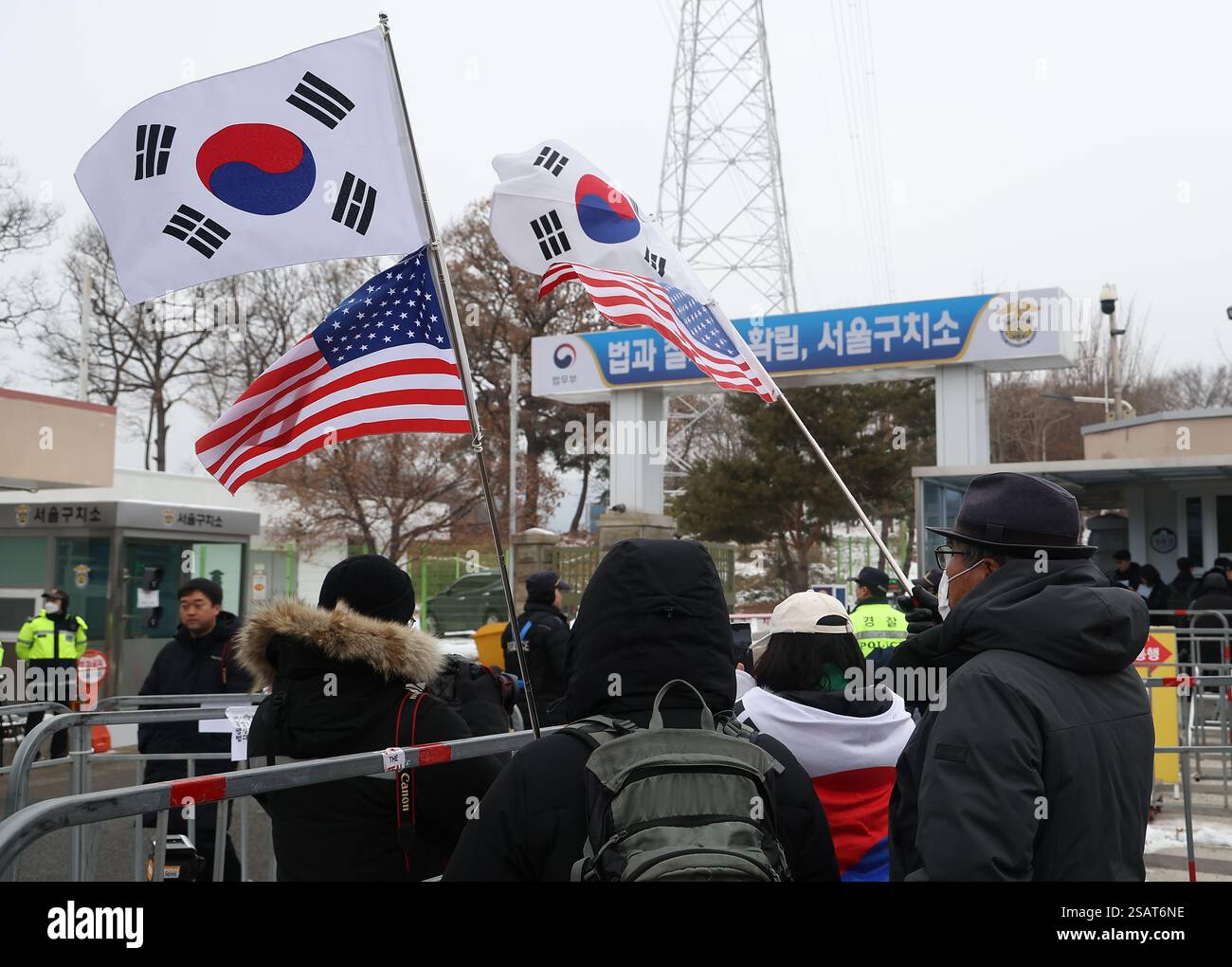 31st Jan, 2025. Yoon supporters Supporters of President Yoon Suk Yeol ...