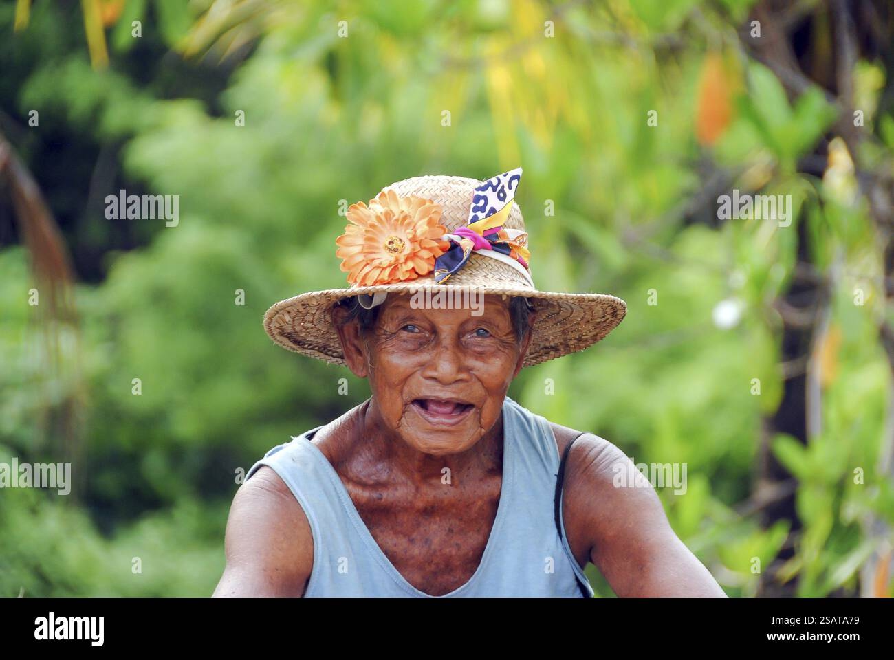 Indonesian old woman hi-res stock photography and images - Alamy