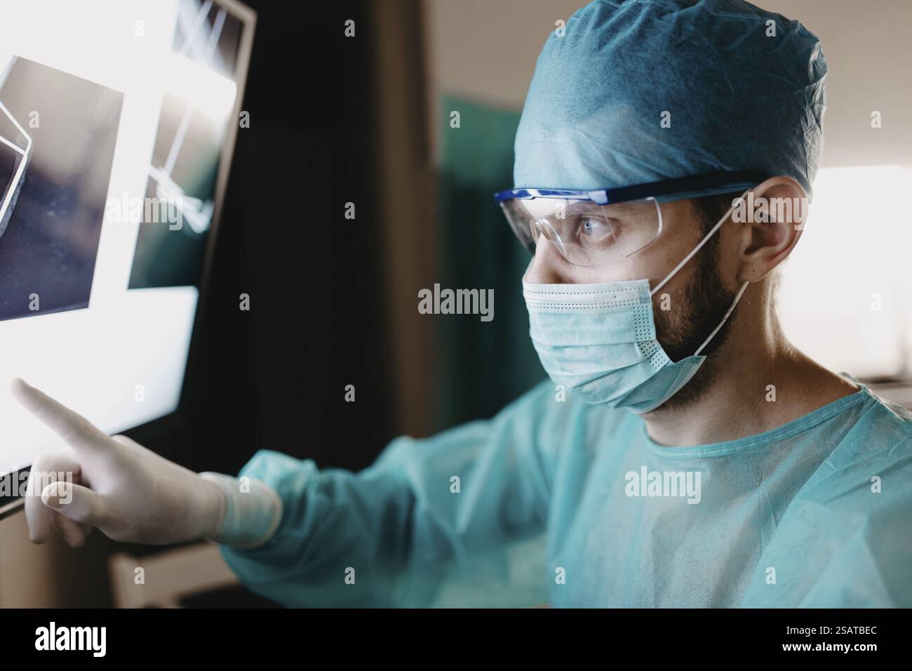 Doctor pointing at an x-ray, focusing intently on the screen Stock ...