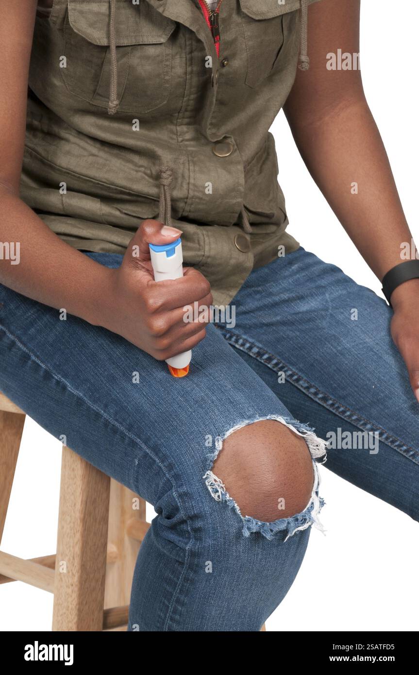 Woman injecting emergency medicine into her leg Stock Photo - Alamy