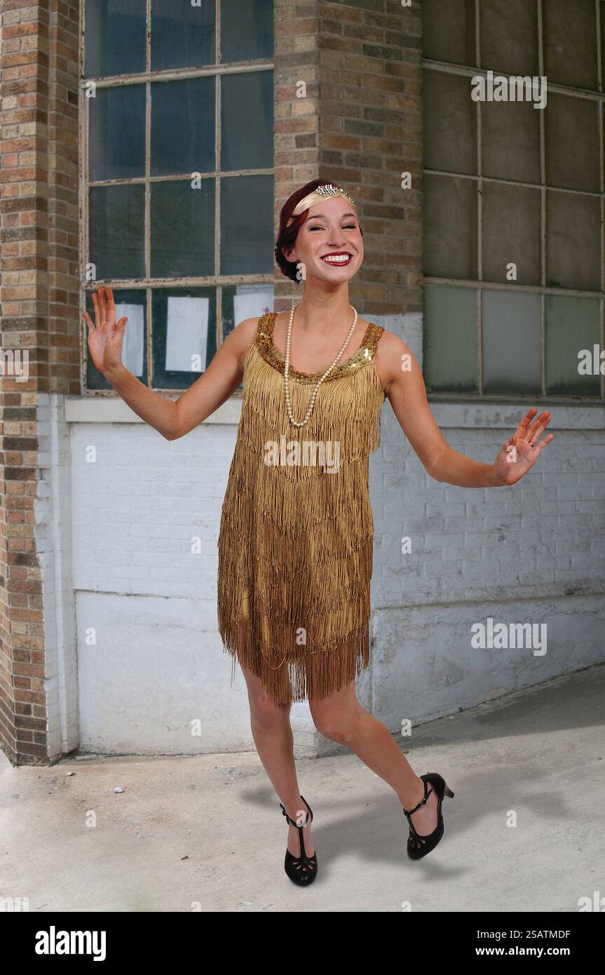 Woman dressed 1920s flapper hi-res stock photography and images - Alamy