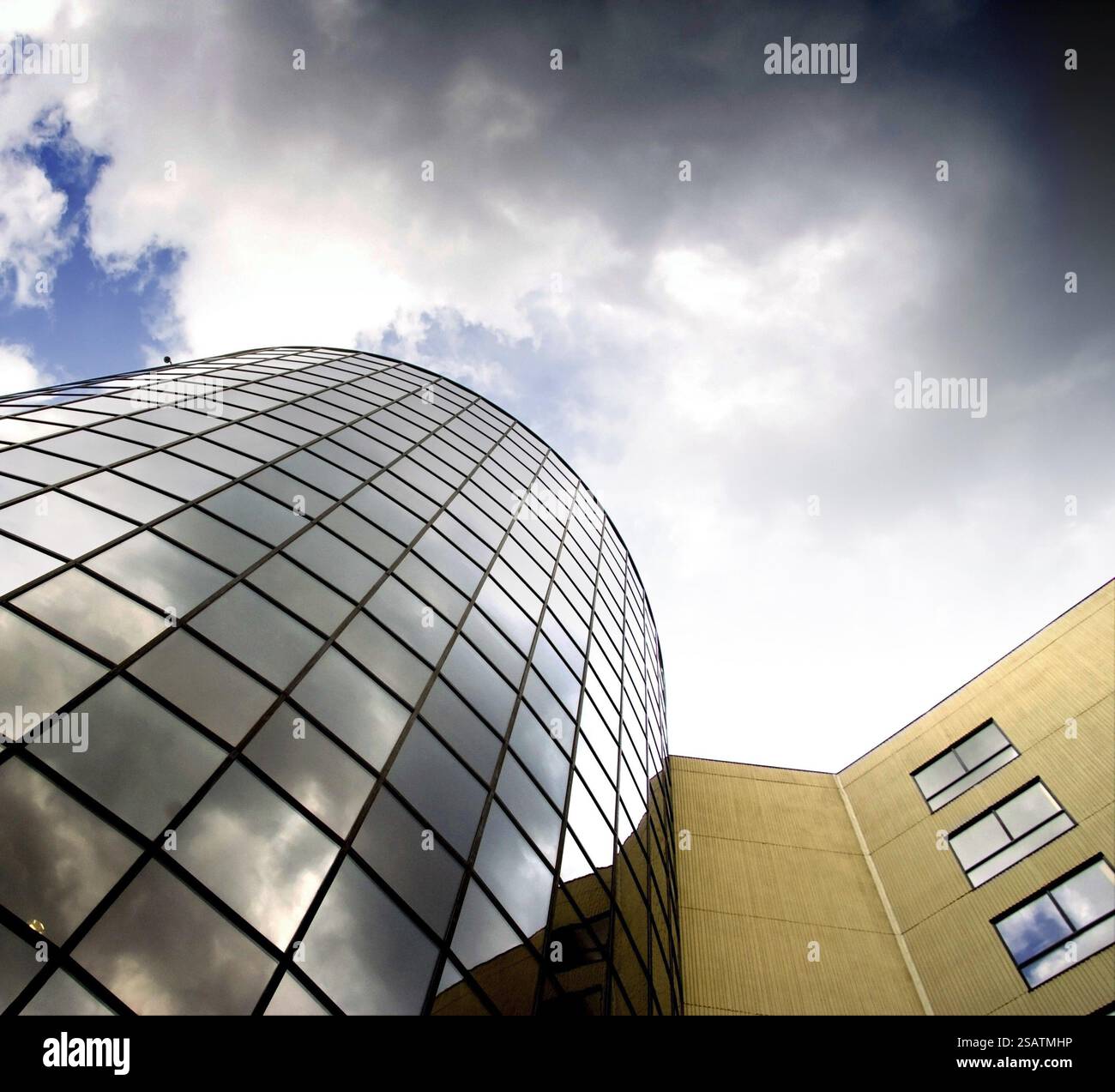 Tall buildings reflective glass facades hi-res stock photography and ...
