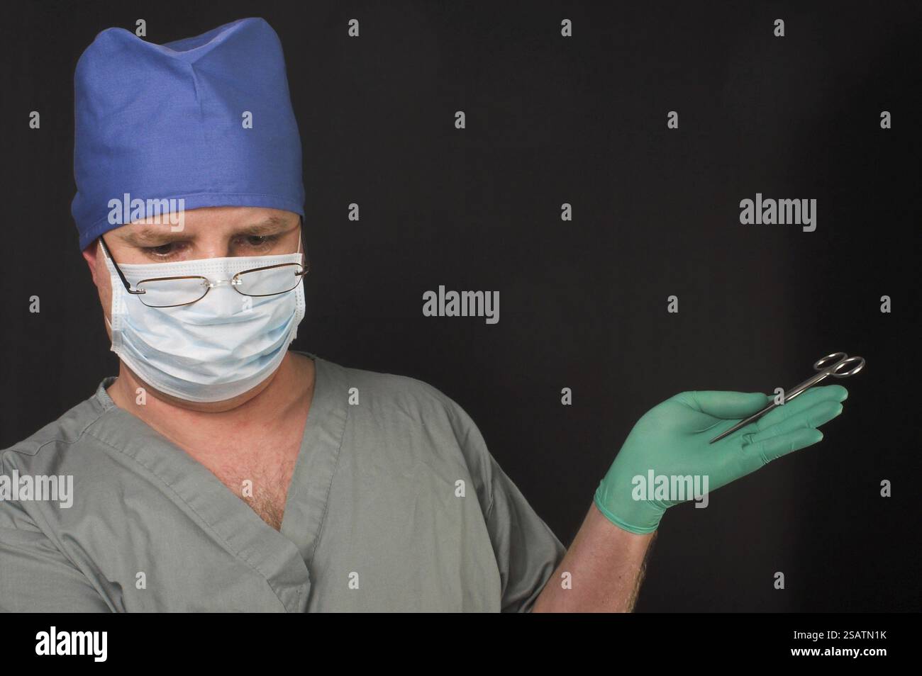 A medical doctor dressed in scrubs performing surgery Stock Photo - Alamy