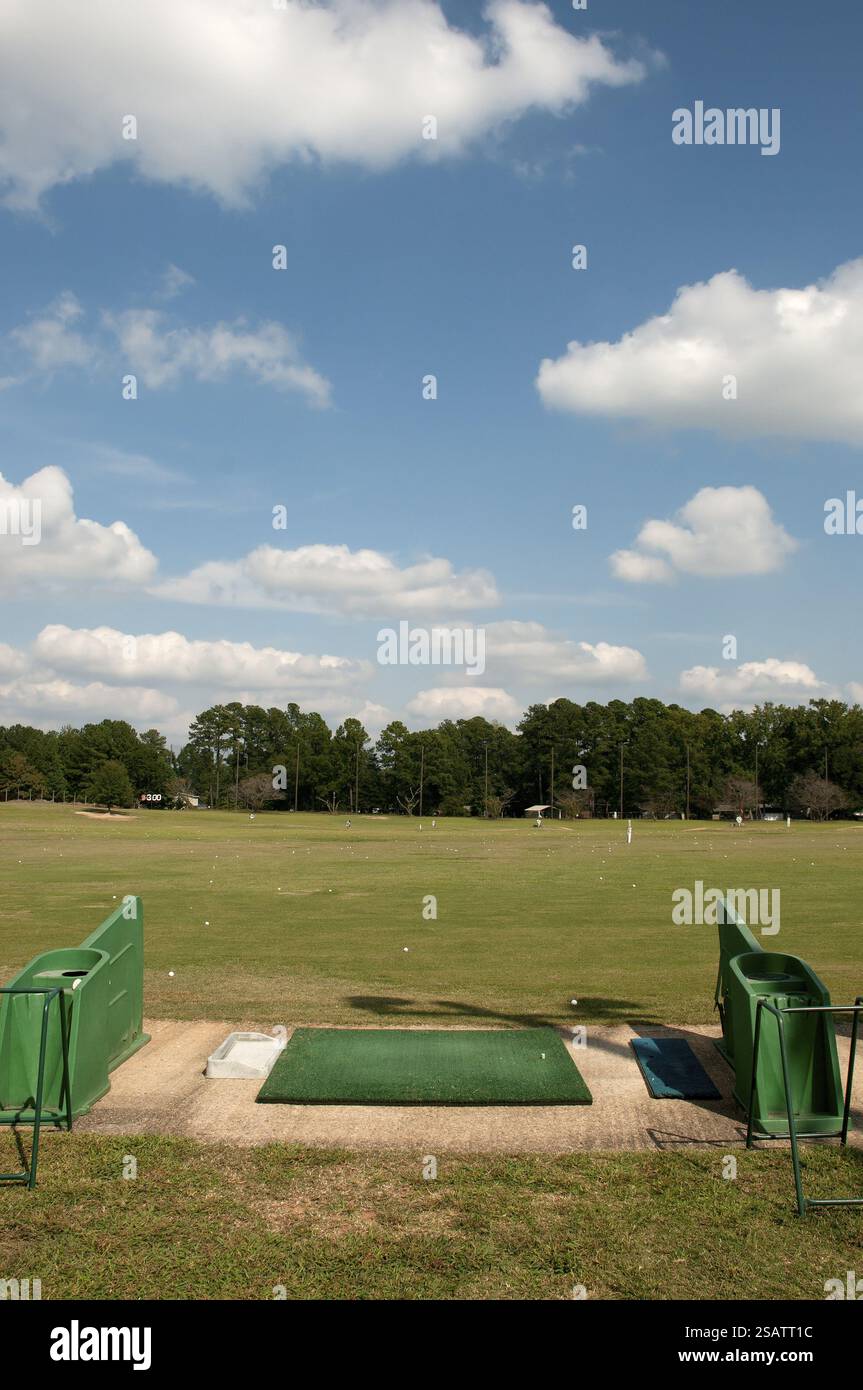 Grass covered golf course hi-res stock photography and images - Alamy