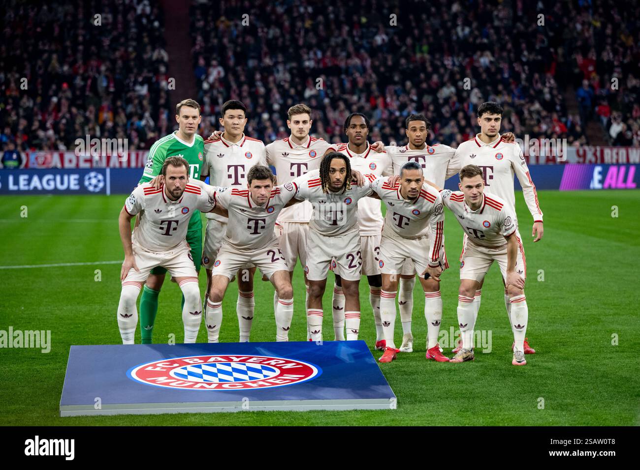 Startelf Teamfoto Manuel Neuer (FC Bayern Muenchen, #01), Min-Jae Kim ...