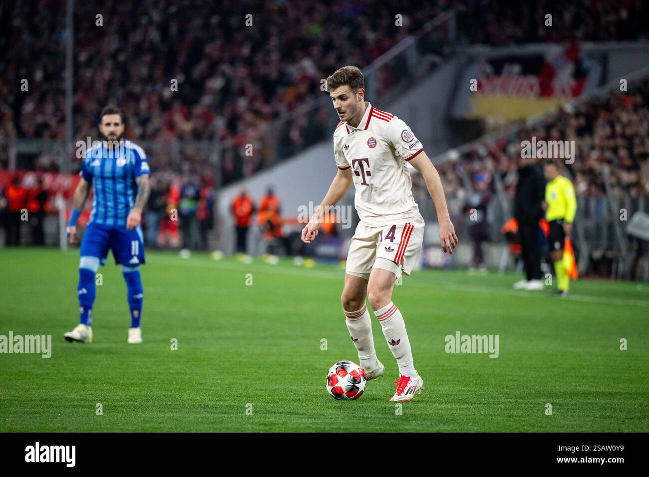Josip Stanisic (FC Bayern Muenchen, #44) am Ball, GER, FC Bayern ...