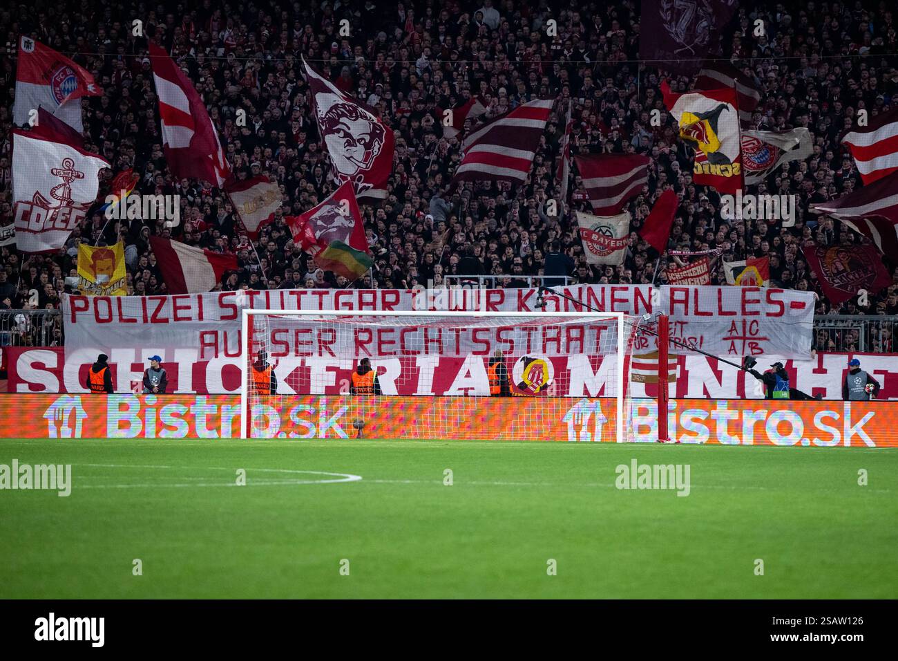 Banner der Fans / Ultras als Protest mit dem Schriftzug Polizei ...