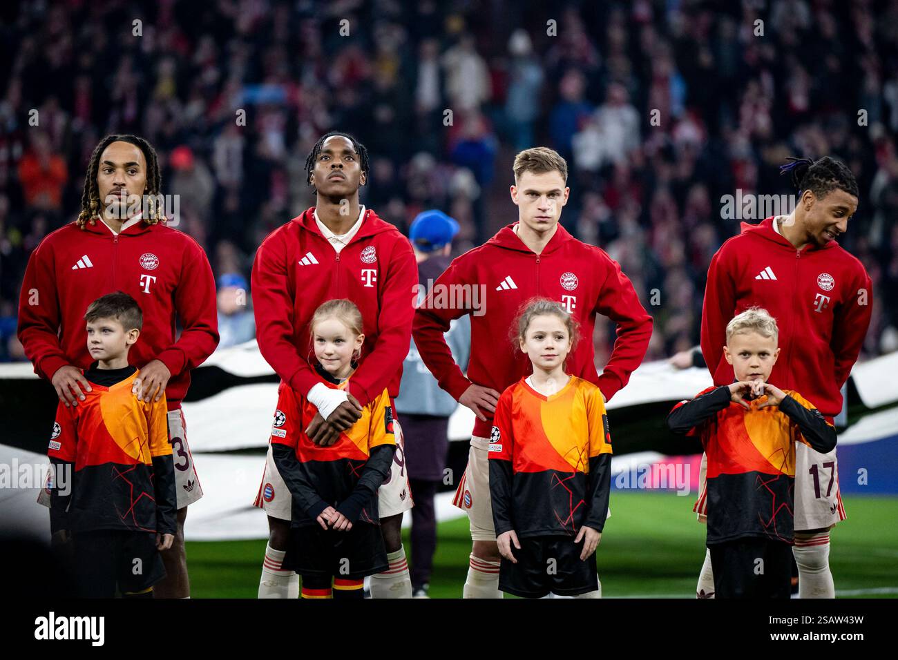 Sacha Boey (FC Bayern Muenchen, #23), Mathys Tel (FC Bayern Muenchen ...