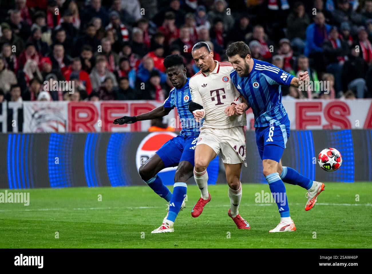 Leroy Sane (FC Bayern Muenchen, #10) im Zweikampf mit Kevin Wimmer (SK ...