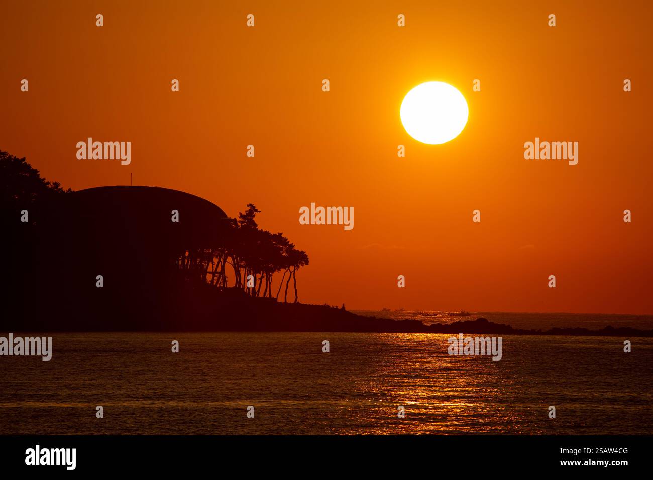 a view of the sea sunrise with a round sun Stock Photo - Alamy