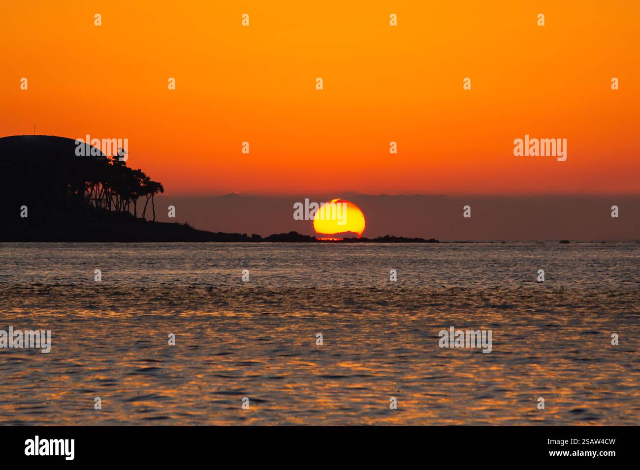Morning sun seaside beautiful hi-res stock photography and images - Alamy