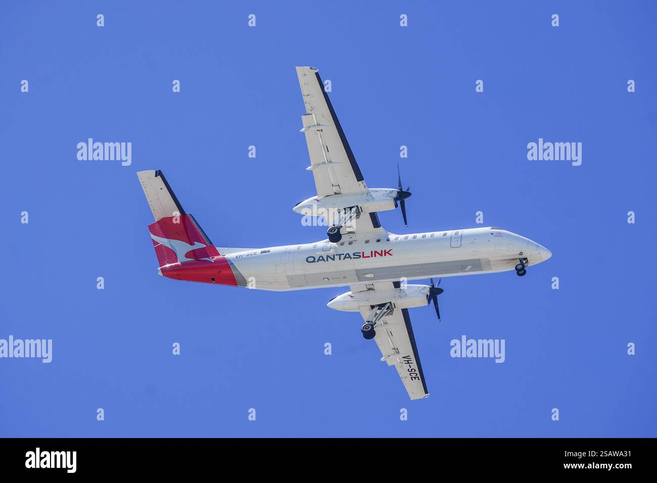 Qantaslink dash 8 adelaide hi-res stock photography and images - Alamy