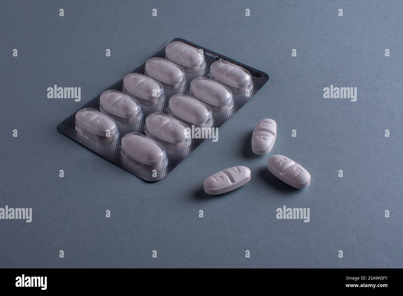 Blister Pack and Loose White Tablets with A9 Imprint Stock Photo - Alamy