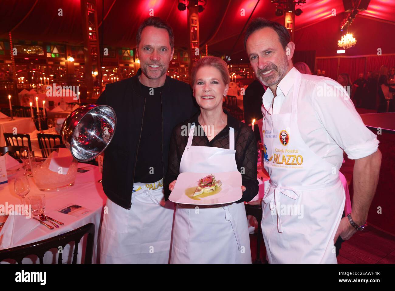 Schauspieler Matthias Schloo und Nicolas König mit Cornelia Poletto, Prominente kellnern für den ...