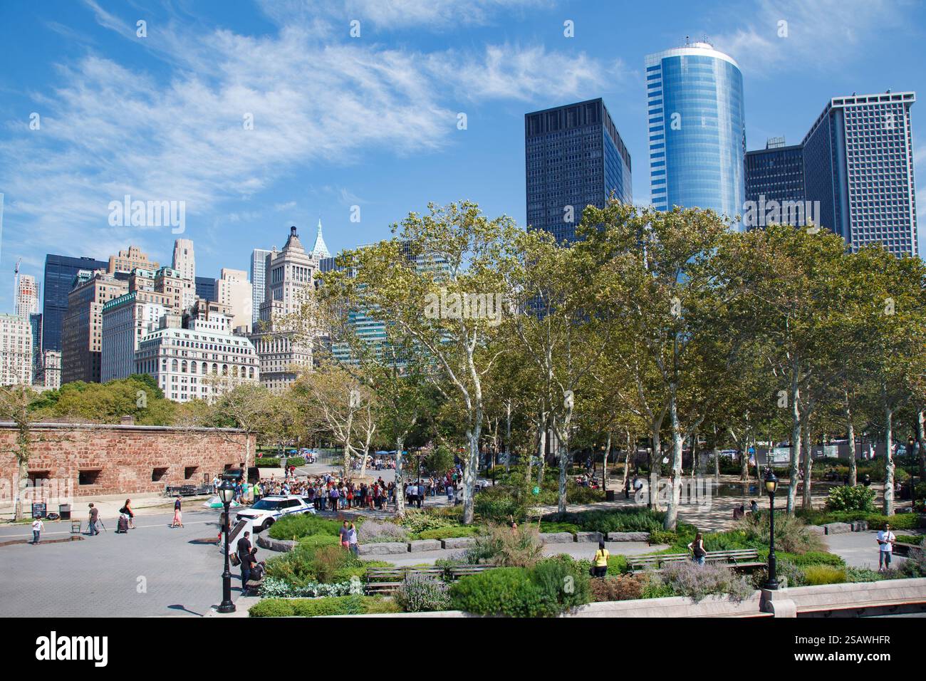 The Battery Park and the buildings of downtown Manhattan, New York City ...