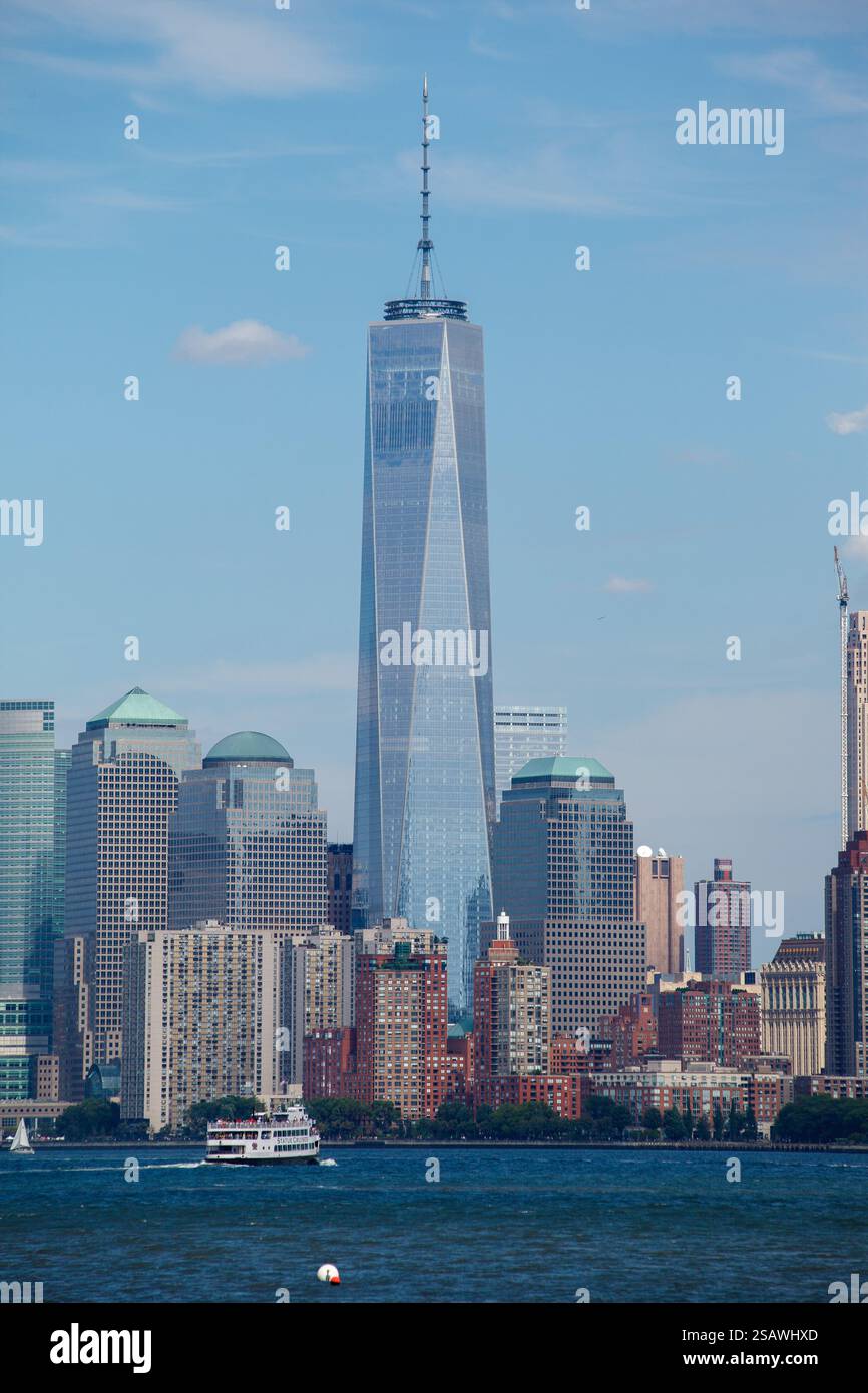 The One World Trade Center, Battery Park and the buildings of downtown ...