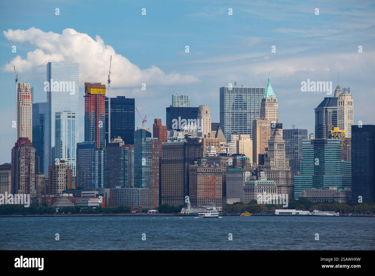 The Battery Park and the buildings of downtown Manhattan, New York City ...