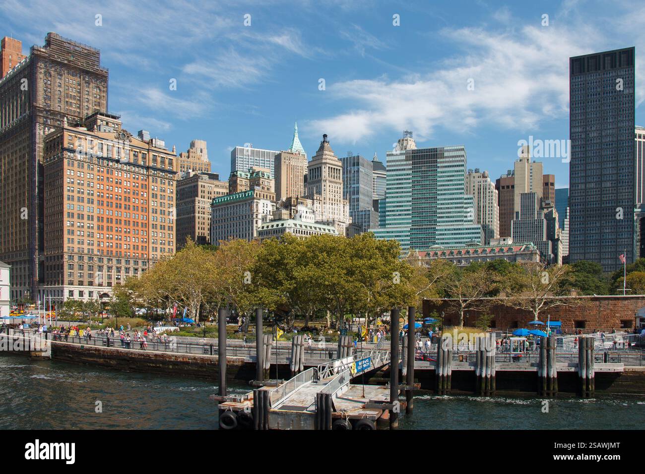 The Battery Park and the buildings of downtown Manhattan, New York City ...