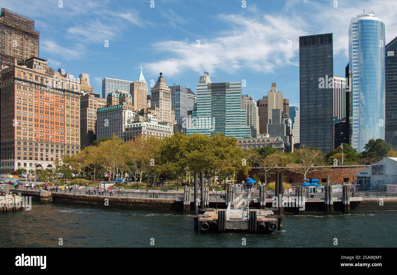 The Battery Park and the buildings of downtown Manhattan, New York City ...