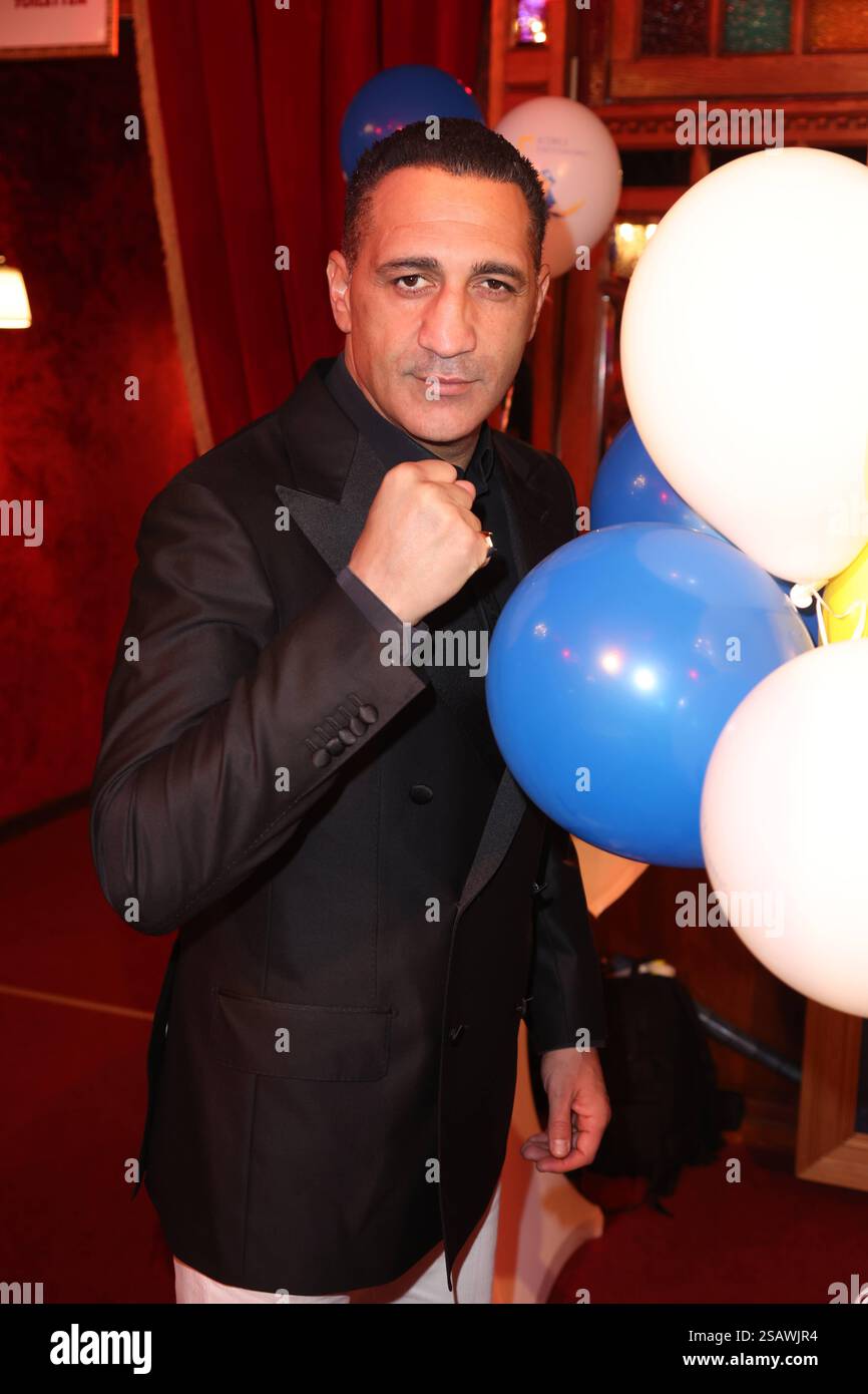 Boxer Ismail Özen-Otto, Prominente kellnern für den guten Zweck und ...