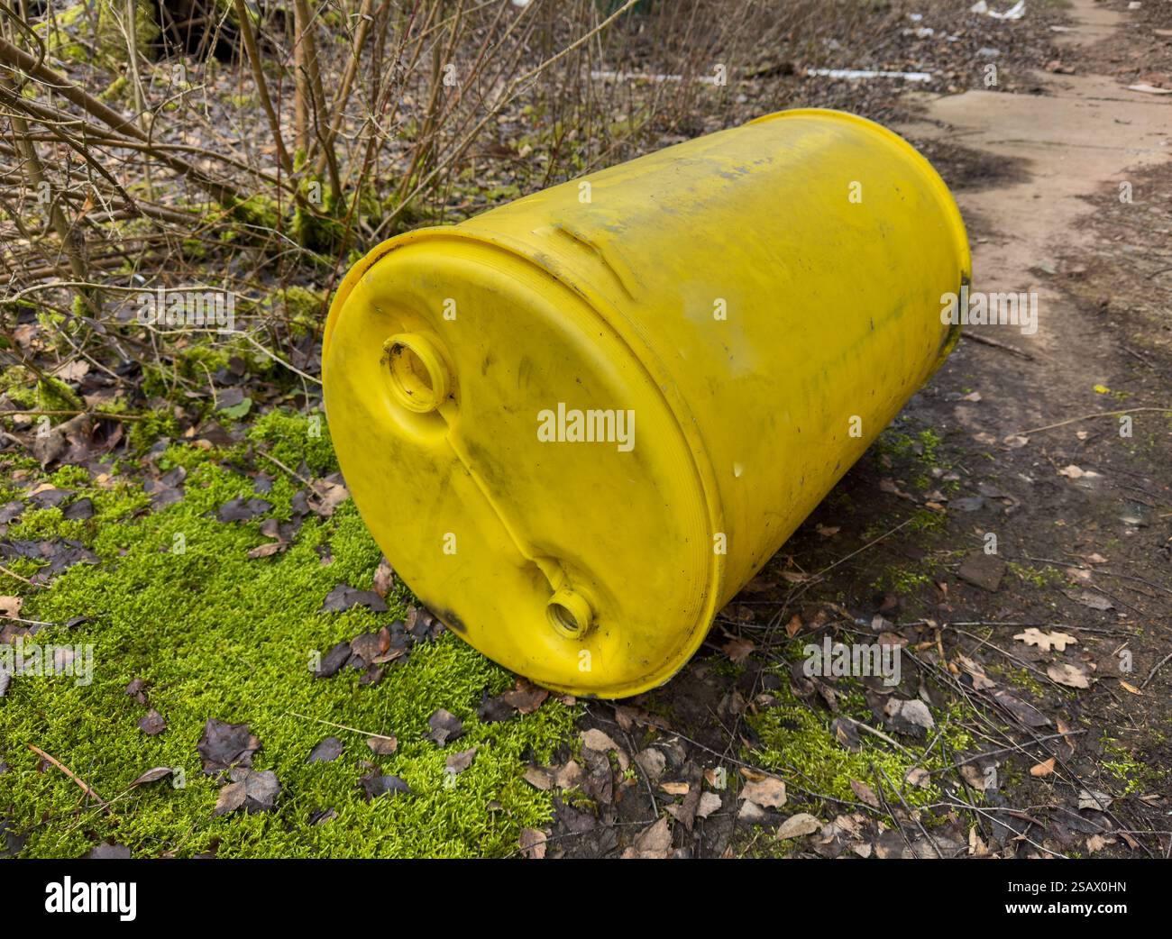 Old yellow barrel oil hi-res stock photography and images - Alamy