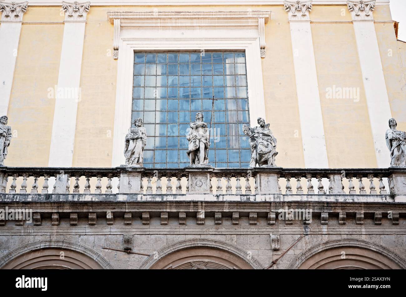 Ornate stone statues atop a historic building facade in Rome Stock ...