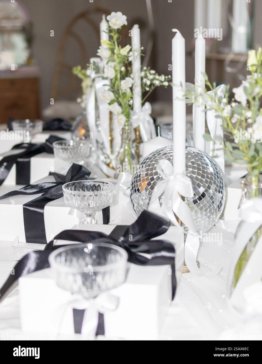 Black dinner party hi-res stock photography and images - Alamy