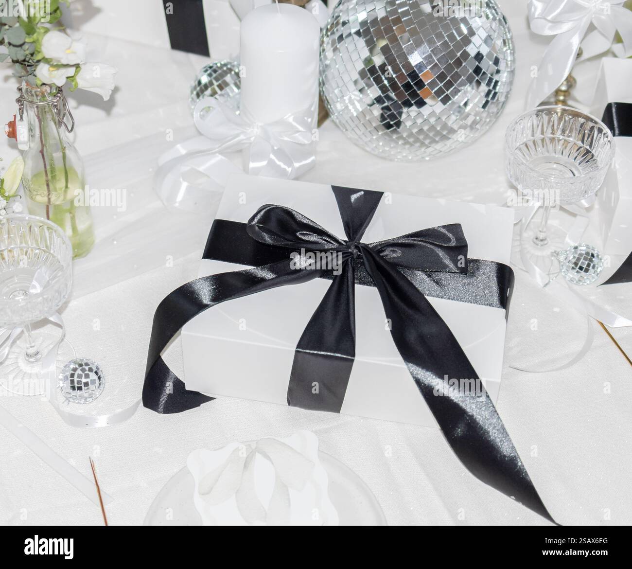 Table setting gift white hi-res stock photography and images - Alamy