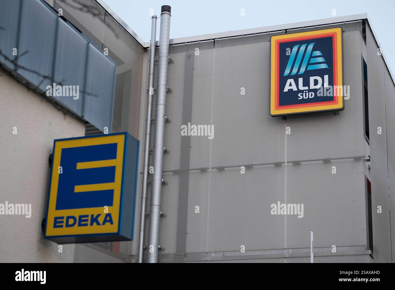 Edeka Logo neben Aldi Süd Logo an Supermarkt Edeka Logo neben Aldi Süd ...