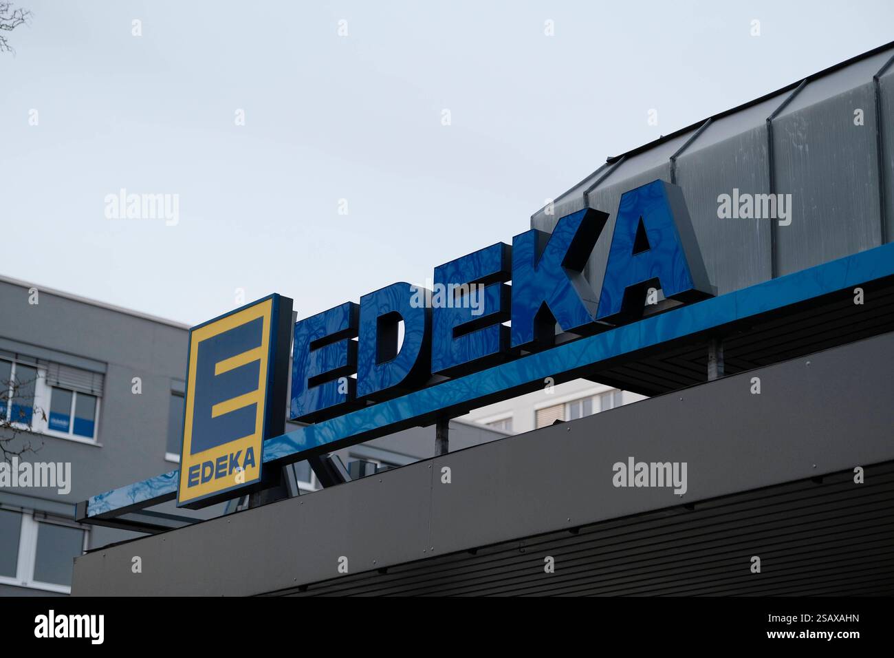 Edeka Logo an einem Supermakt Edeka Logo an einem Supermakt *** Edeka ...