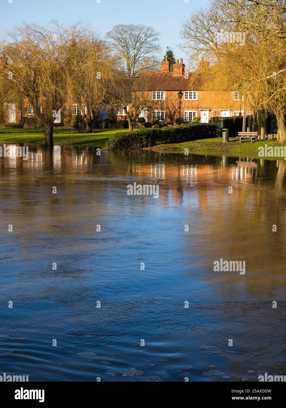 River Thames, Riverside Cottages, The French Horn, Sonning Eye ...
