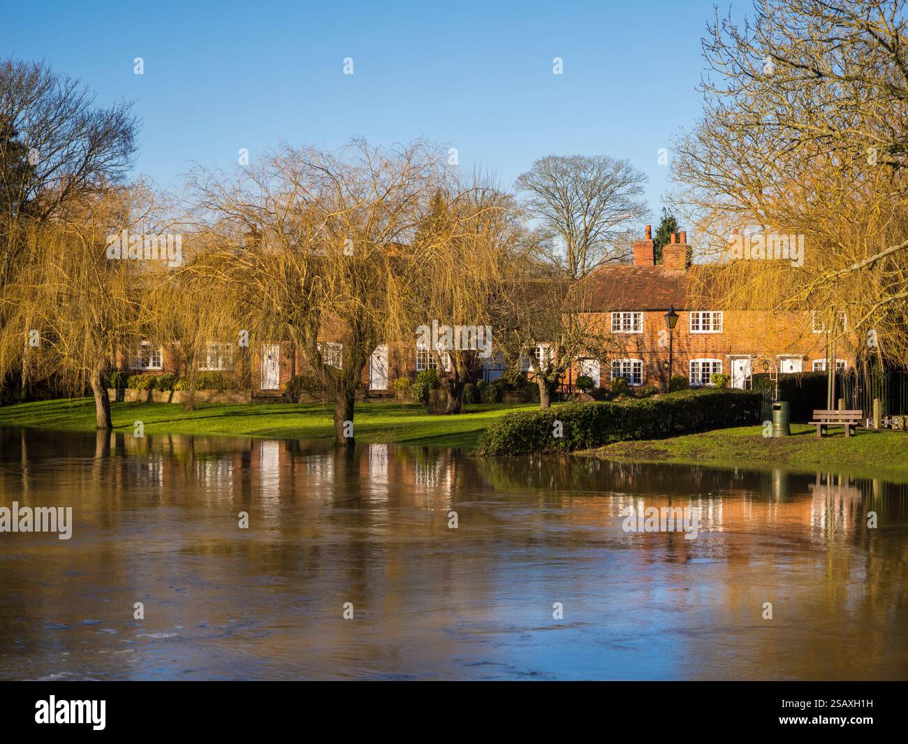 River Thames, Riverside Cottages, The French Horn, Sonning Eye ...